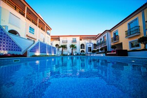 Dúplex Superior, 4 quartos, vista para o oceano, junto à praia | Piscina exterior | 10 piscinas exteriores, espreguiçadeiras 