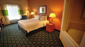 Quarto de hotel com cama, luminárias de cabeceira, mesa de cabeceira, janela com cortinas e banheiro com banheira.