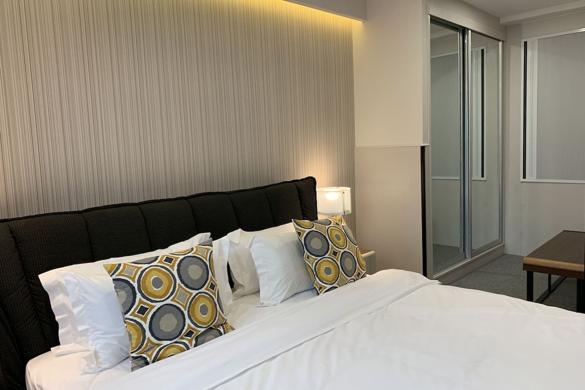 Quarto Executivo | Cortinas/cortinados opacos, ferro/tábua de engomar, Wi-fi grátis