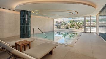 Piscina exterior, espreguiçadeiras