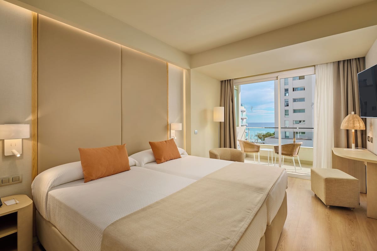 1 quarto, cofre no quarto, secretária, ferro/tábua de engomar