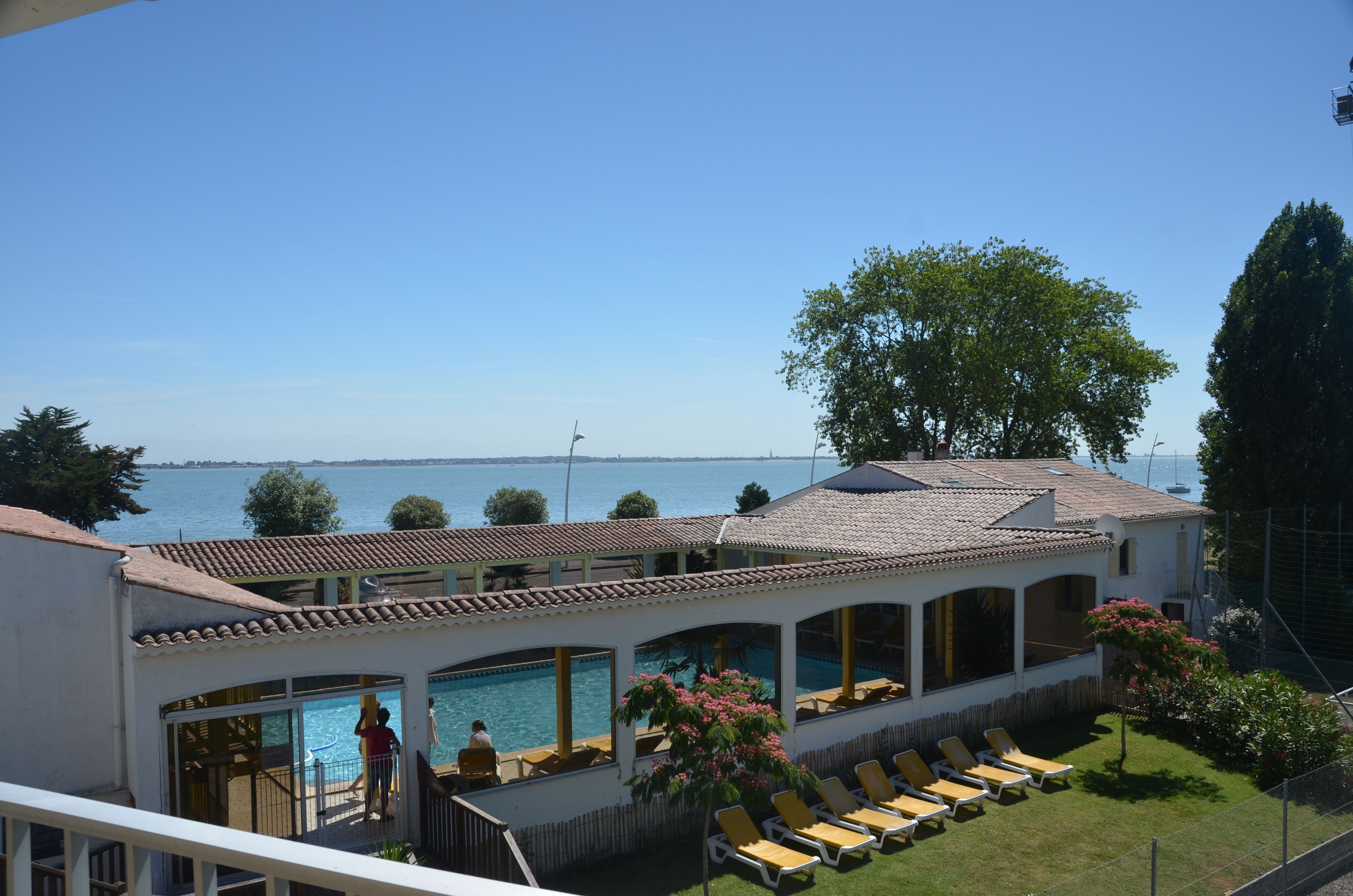 Piscina exterior sazonal, espreguiçadeiras 