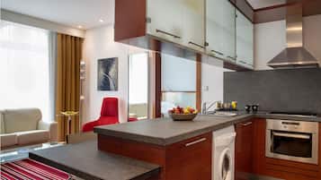 Suite, 1 quarto, Vista para a cidade (King Bed) | Cozinha privada | Um forno, uma placa de cozinha, uma chaleira elétrica