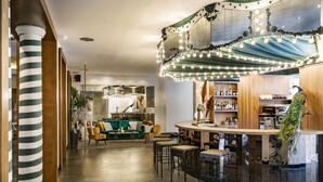 Uma área de bar com banquetas, um balcão e uma decoração com pavão.