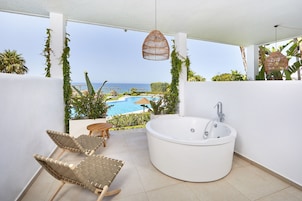 Quarto casal, banheira de imersão, vista para o mar (Style, 2 adults) | Banheira de hidromassagem particular