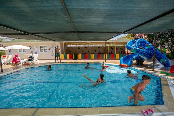 2 piscinas interiores, 3 piscinas exteriores, guarda-sóis