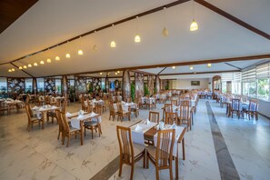 4 restaurantes, pequenos-almoços servidos, cozinha internacional 