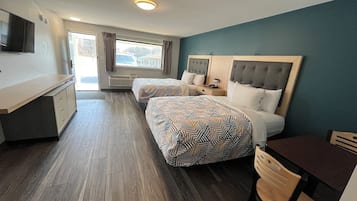 Quarto Deluxe, 2 camas queen-size, não fumadores, kitchenette | Roupa de alta qualidade, edredões de penas, cortinas/cortinados opacos