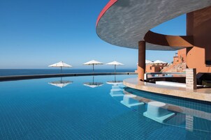 2 bares/lounges, 2 bares junto à piscina, um bar à beira da piscina 