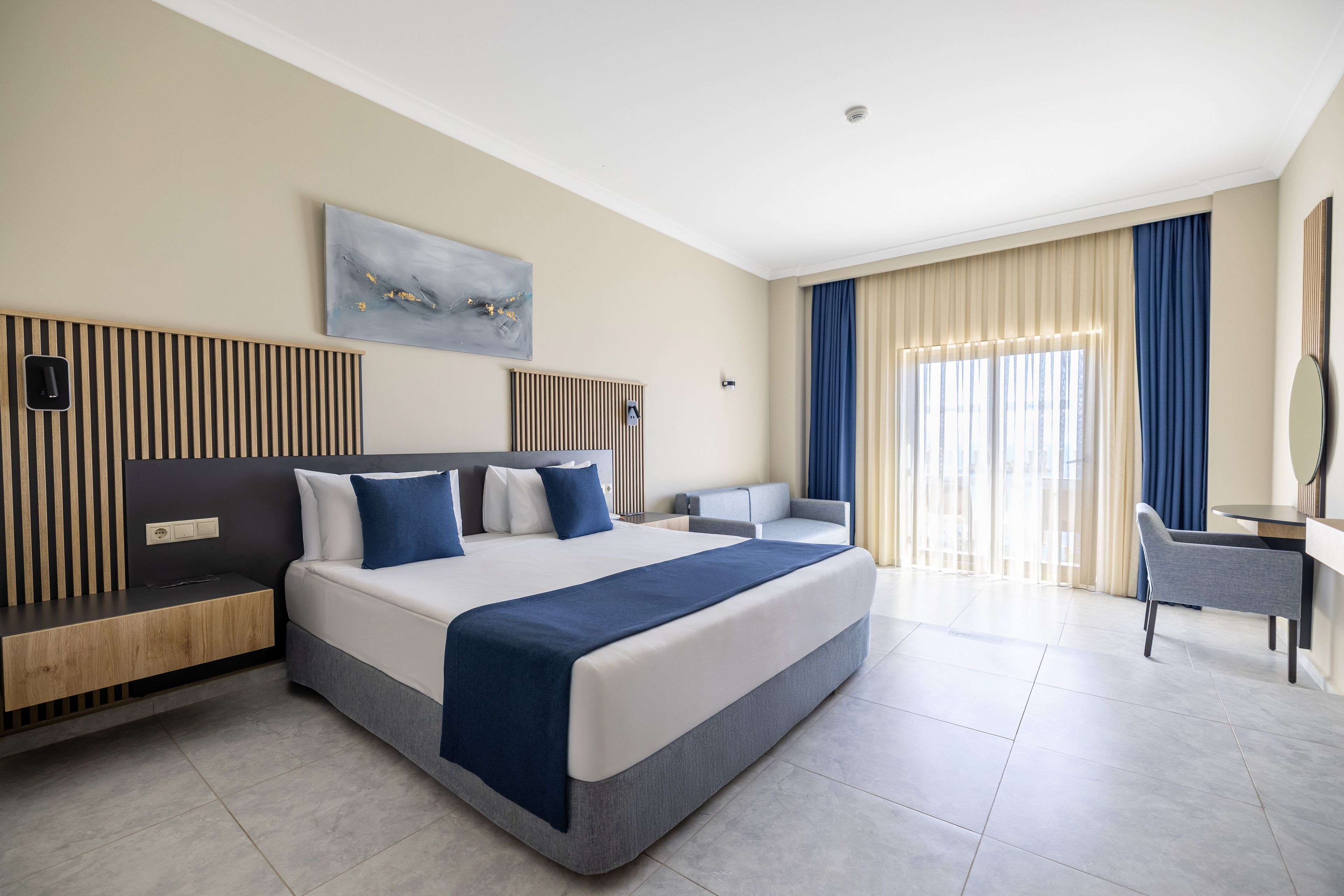 Quarto club, vista para o mar | Frigobar, cofres nos quartos, roupa de cama