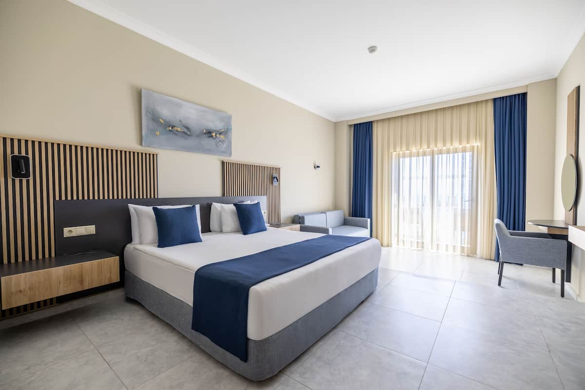 Quarto club, vista para o mar | Frigobar, cofres nos quartos, roupa de cama