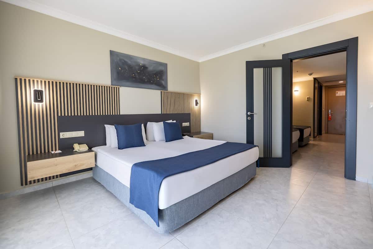 Standard Family Room | Frigobar, cofres nos quartos, roupa de cama