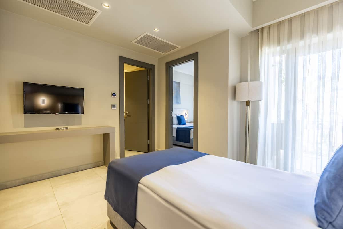 Club Family Room | Frigobar, cofres nos quartos, roupa de cama