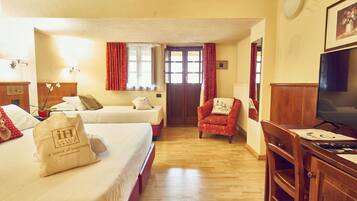 Quarto triplo superior (SPA Access) | Frigobar, cofres nos quartos, escrivaninha, Wi-Fi de cortesia