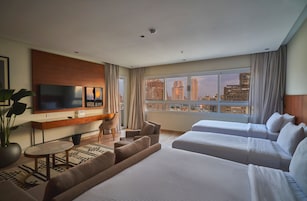 Deluxe Family Room | 2 quartos, minibar, cofre no quarto, secretária