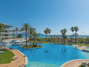 Piscina interna, 3 piscinas externas, guarda-sóis, espreguiçadeiras