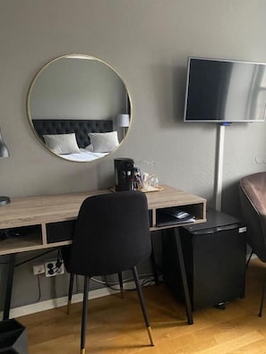 Quarto Standard, 1 cama queen-size, não fumadores | Com decoração personalizada, com mobília individualizada, secretária