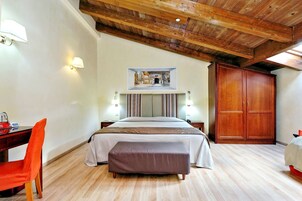 Minibar, cofre no quarto, secretária, quartos insonorizados 