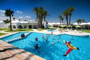 Piscina exterior, guarda-sóis, espreguiçadeiras 