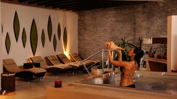 Sauna, banheira de hidromassagem, hammam, hidroterapia, aromaterapia