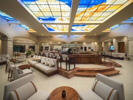 2 bares/lounges, um bar à beira da piscina, um bar junto à piscina