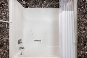 Quarto casal, 2 camas de casal | Banheiro | Produtos de toalete grátis, secador de cabelo, toalhas de banho 