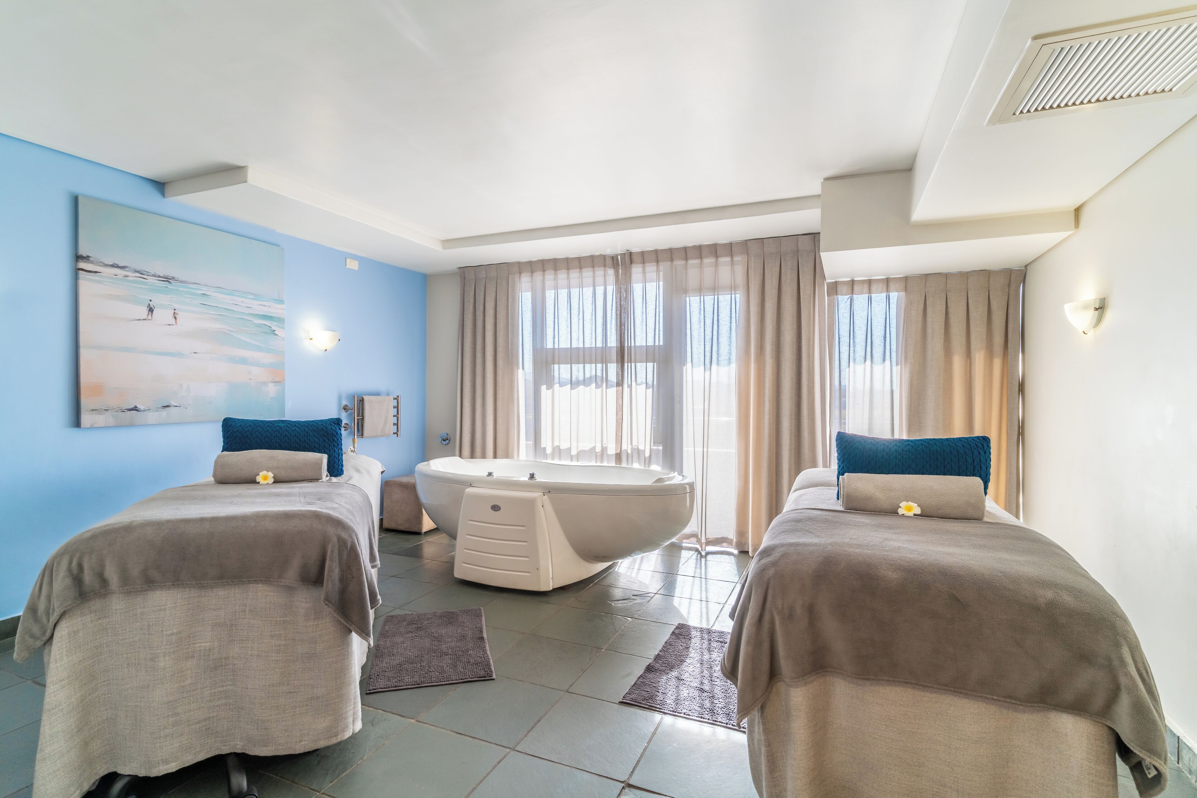 Salas para tratamentos a dois, sauna seca, banheira de hidromassagem