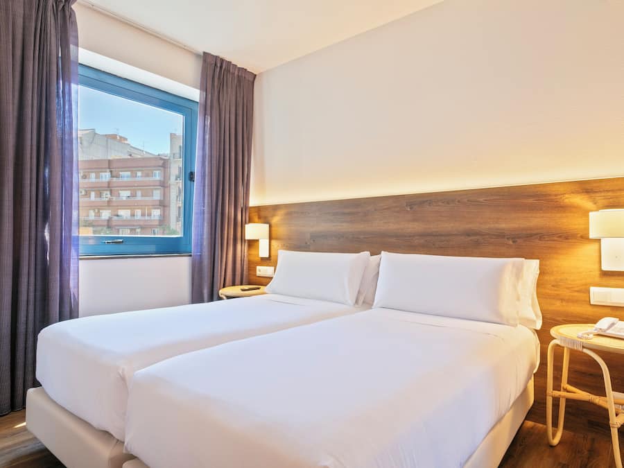 Minibar, cofre no quarto, secretária