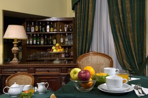 Café da manhã com buffet grátis todos os dias