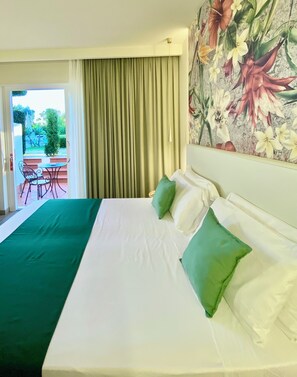 Frigobar, cofres nos quartos, escrivaninha, berços (sobretaxa)