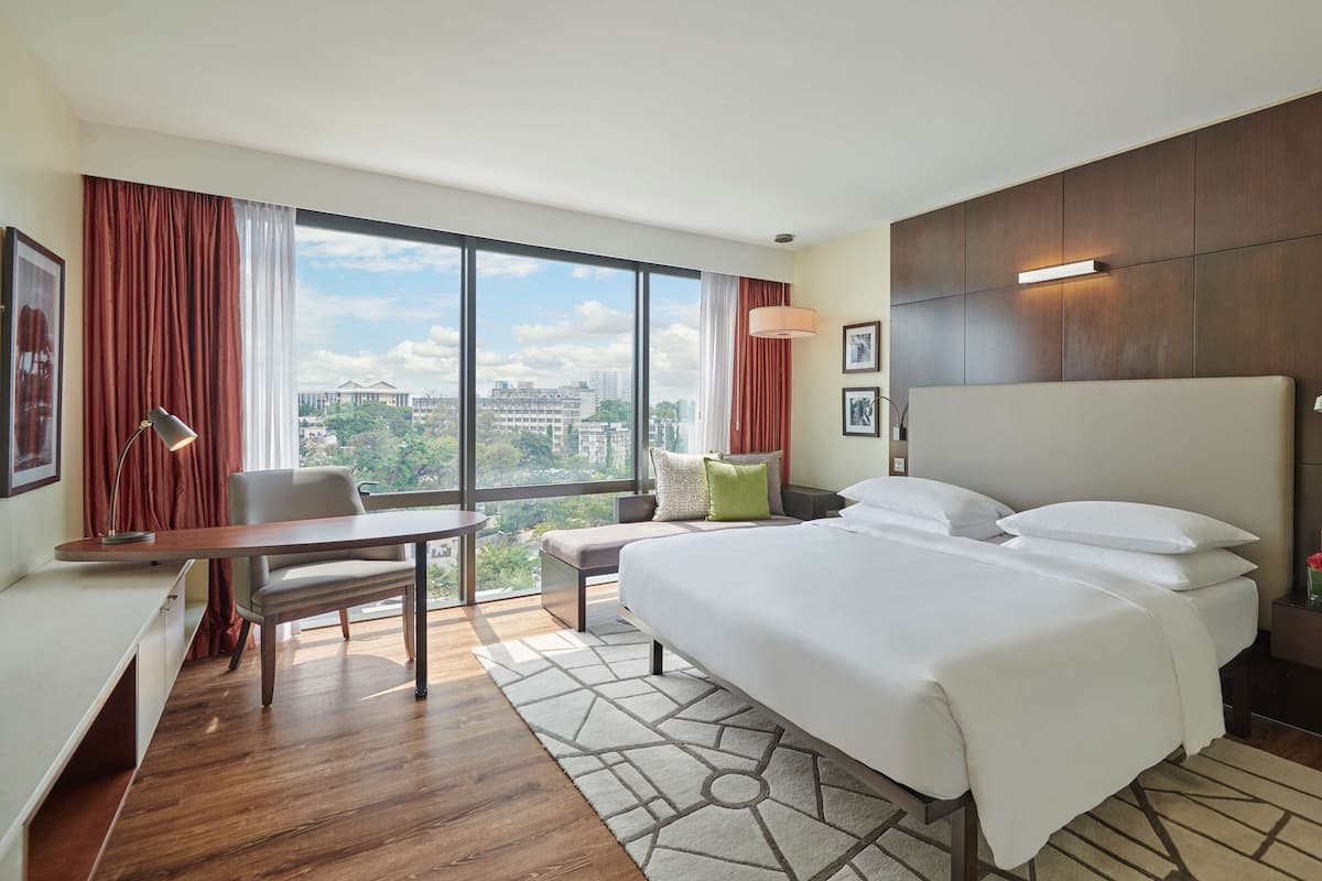 Minibar, cofre no quarto, secretária, quartos insonorizados