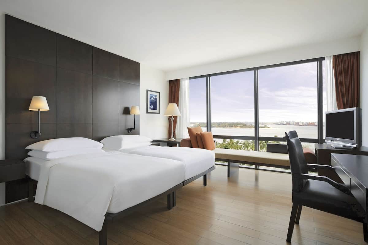 Minibar, cofre no quarto, secretária, quartos insonorizados