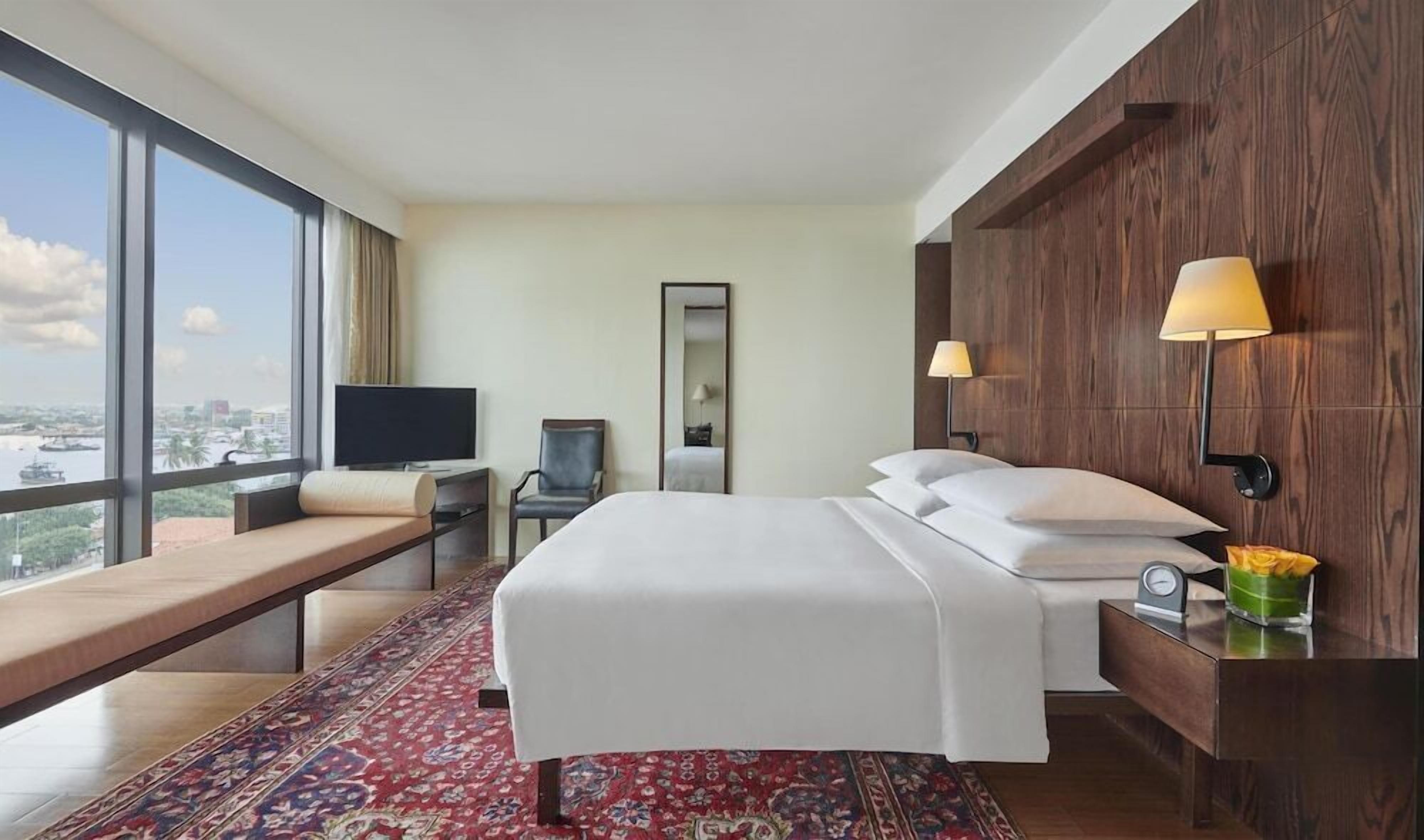 Minibar, cofre no quarto, secretária, quartos insonorizados 