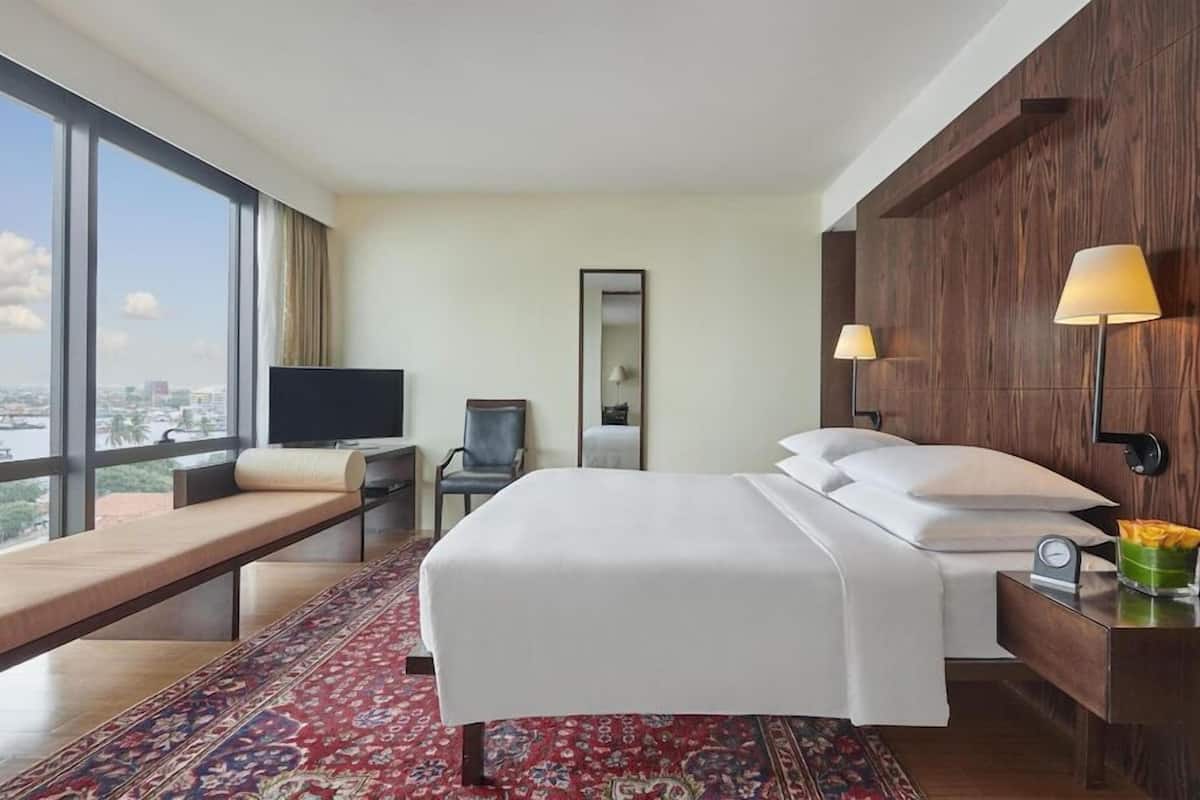 Minibar, cofre no quarto, secretária, quartos insonorizados