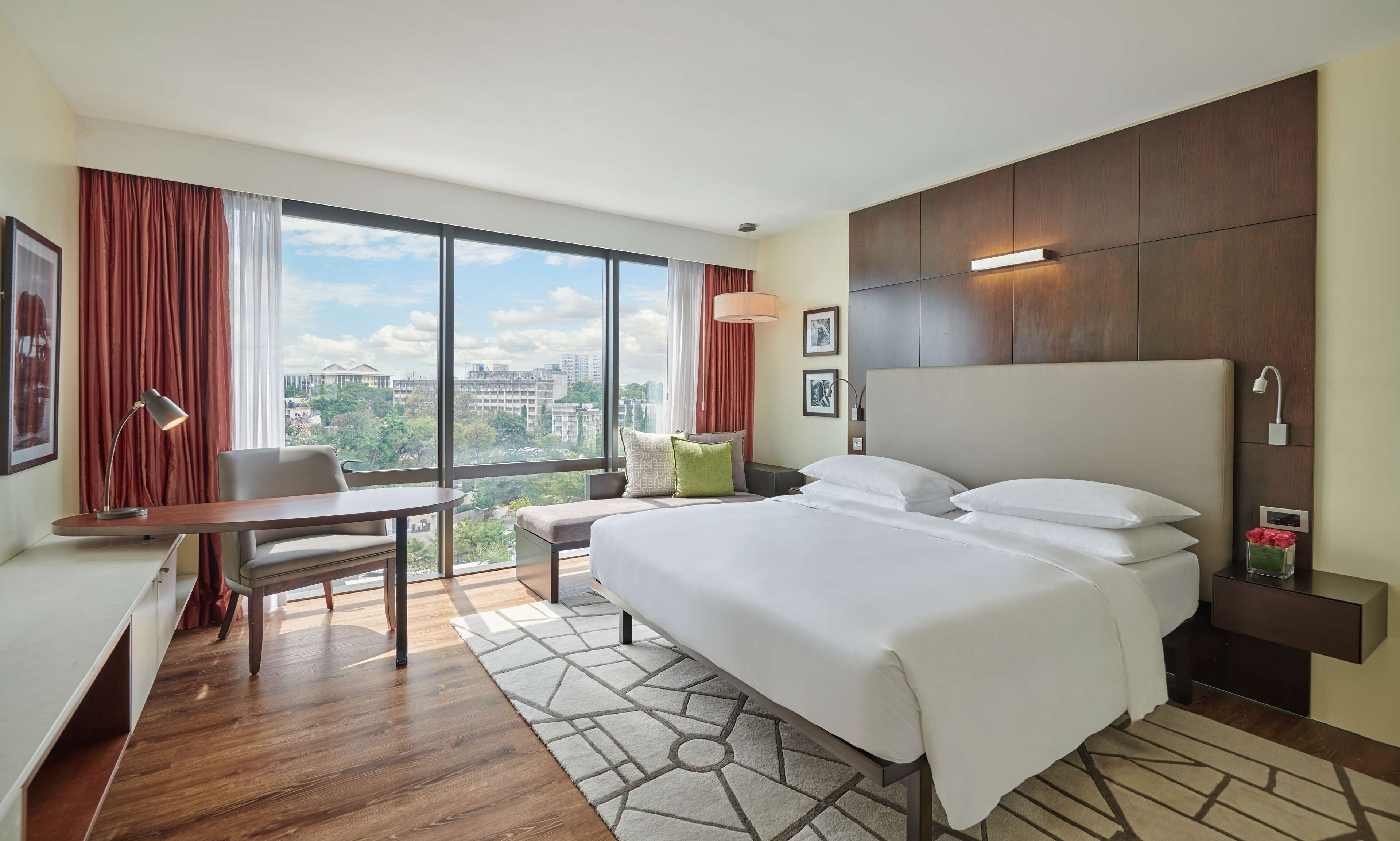 Minibar, cofre no quarto, secretária, quartos insonorizados 