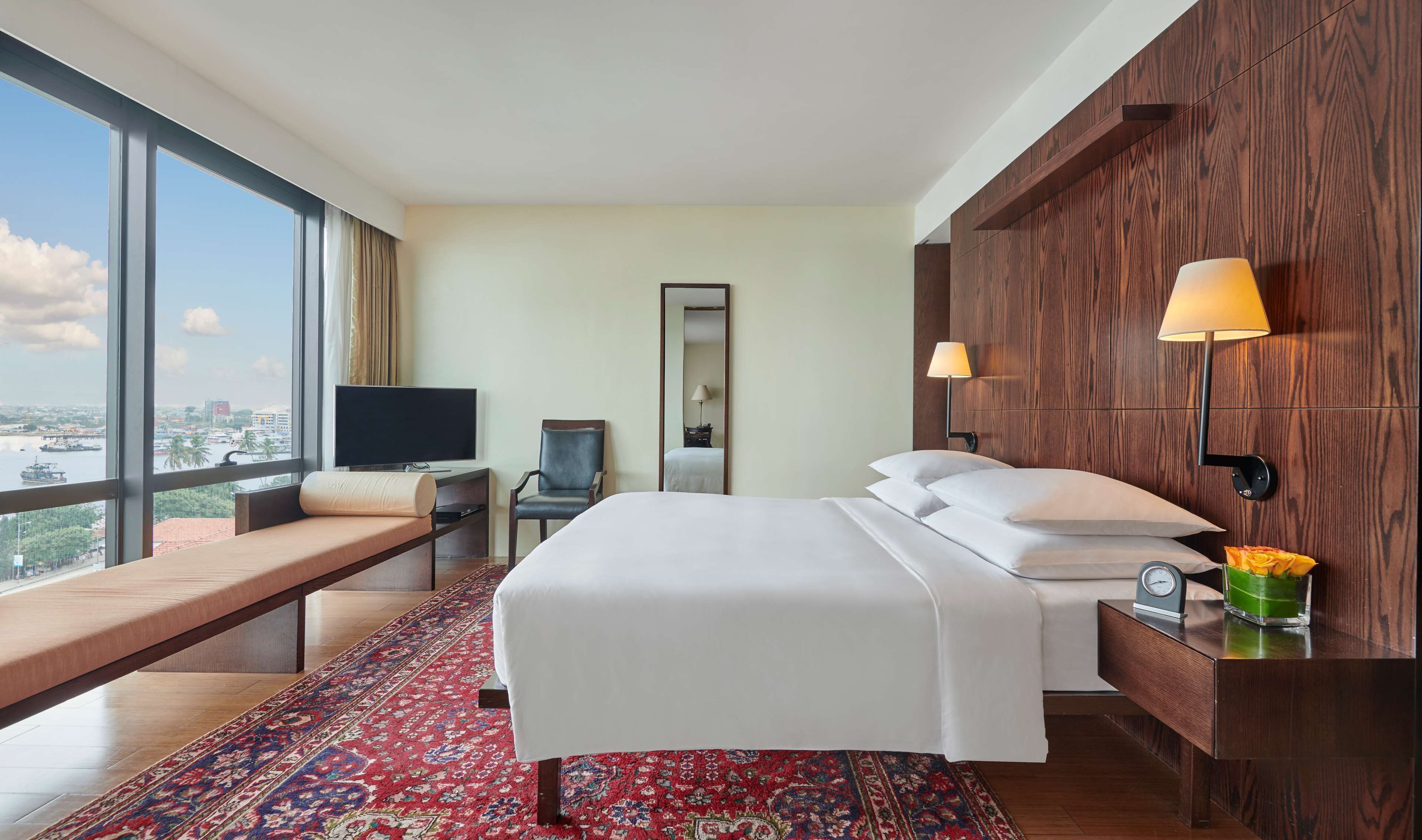 Minibar, cofre no quarto, secretária, quartos insonorizados 