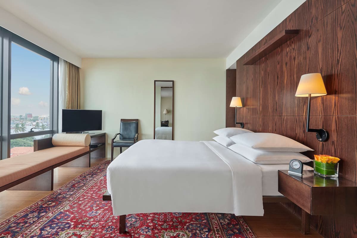 Minibar, cofre no quarto, secretária, quartos insonorizados