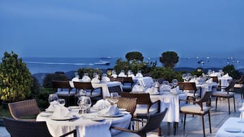 2 restaurantes, com serviço de café da manhã e almoço; culinária turca