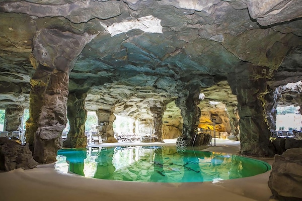 5 piscinas internas, piscina externa sazonal, guarda-sóis