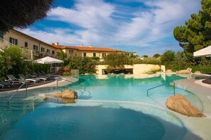 5 piscinas interiores, piscina exterior sazonal, guarda-sóis 