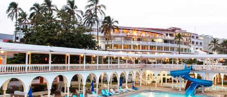 2 piscinas interiores, 2 piscinas exteriores, espreguiçadeiras