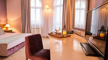 Escrivaninha, quartos à prova de som, berços grátis