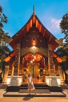 Um edifício tradicional com telhado em terraços e decorações elaboradas.