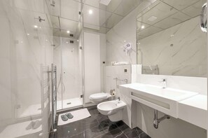 Quarto Triplo Superior | Casa de banho | Um chuveiro fixo, artigos de higiene pessoal grátis 