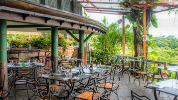 2 restaurantes, pequenos-almoços servidos, cozinha à base de marisco