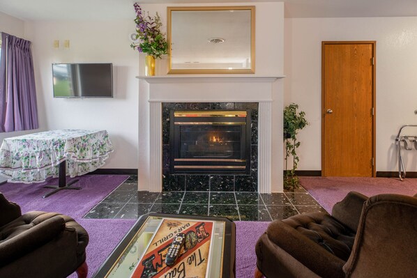 Quarto, 1 cama king-size, banheira de hidromassagem | Comodidade do quarto