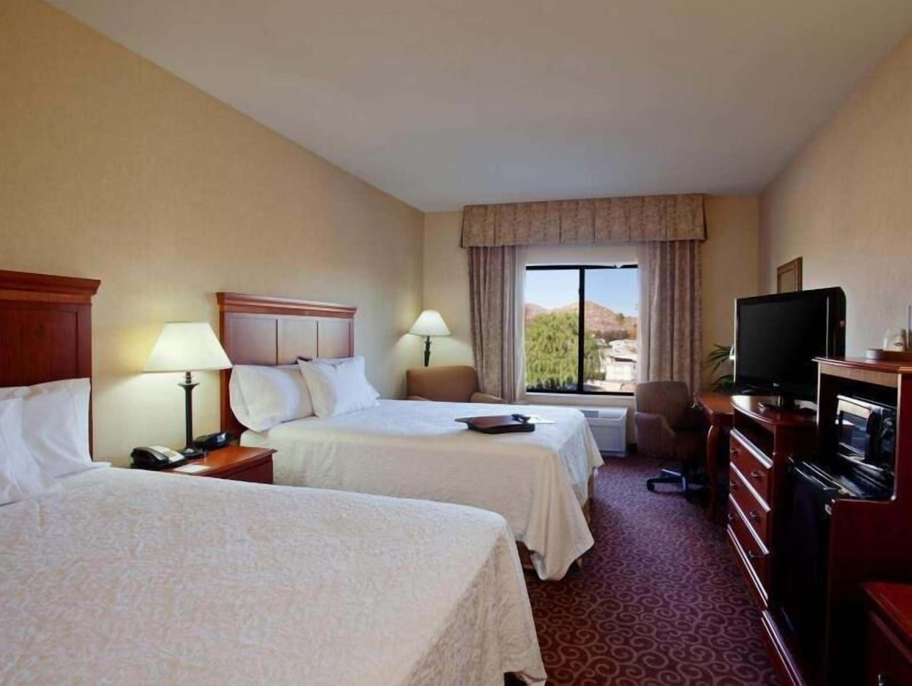 Roupa de alta qualidade, camas de colchão pillowtop, minibar 