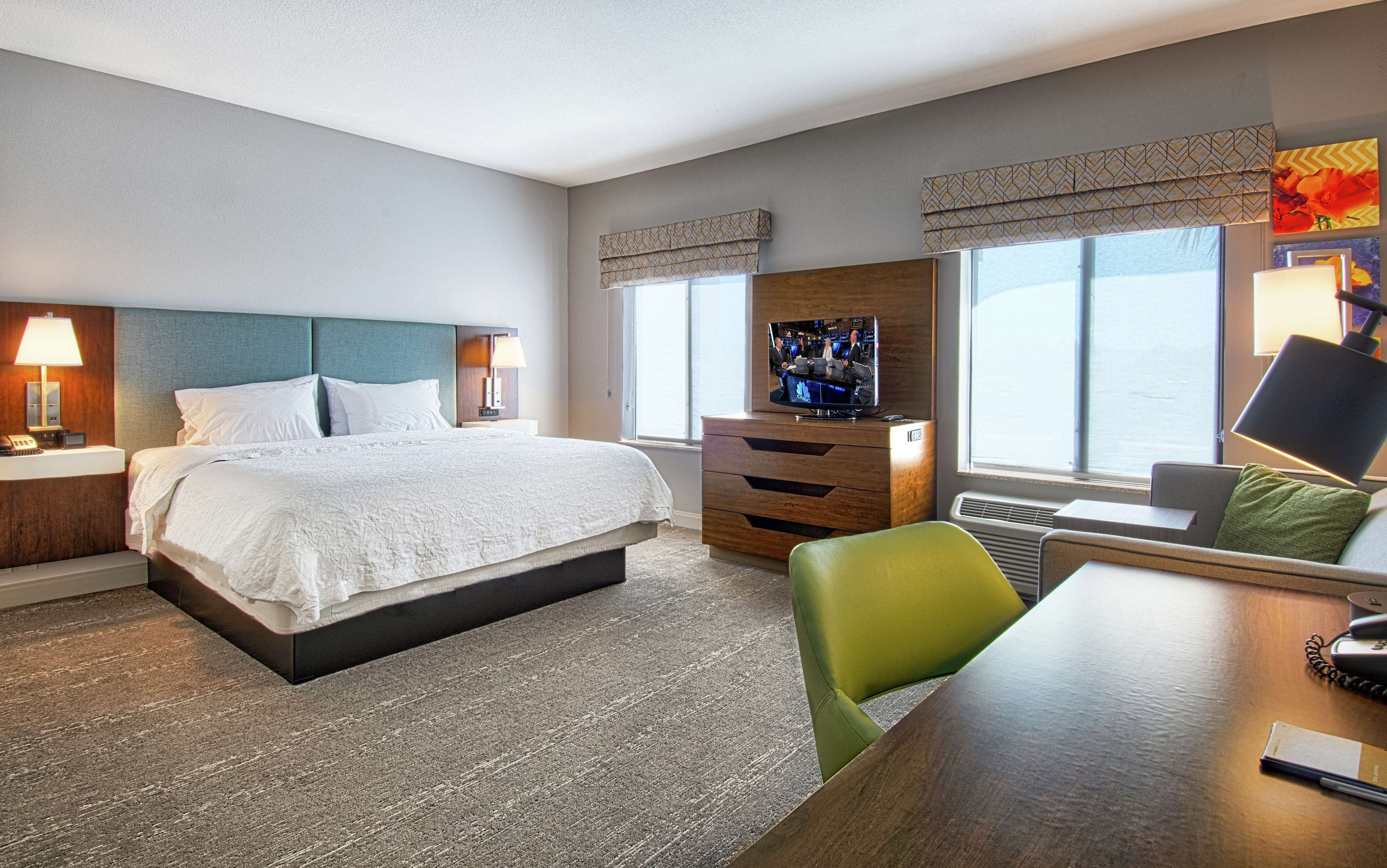 Roupa de alta qualidade, camas de colchão pillowtop, minibar 