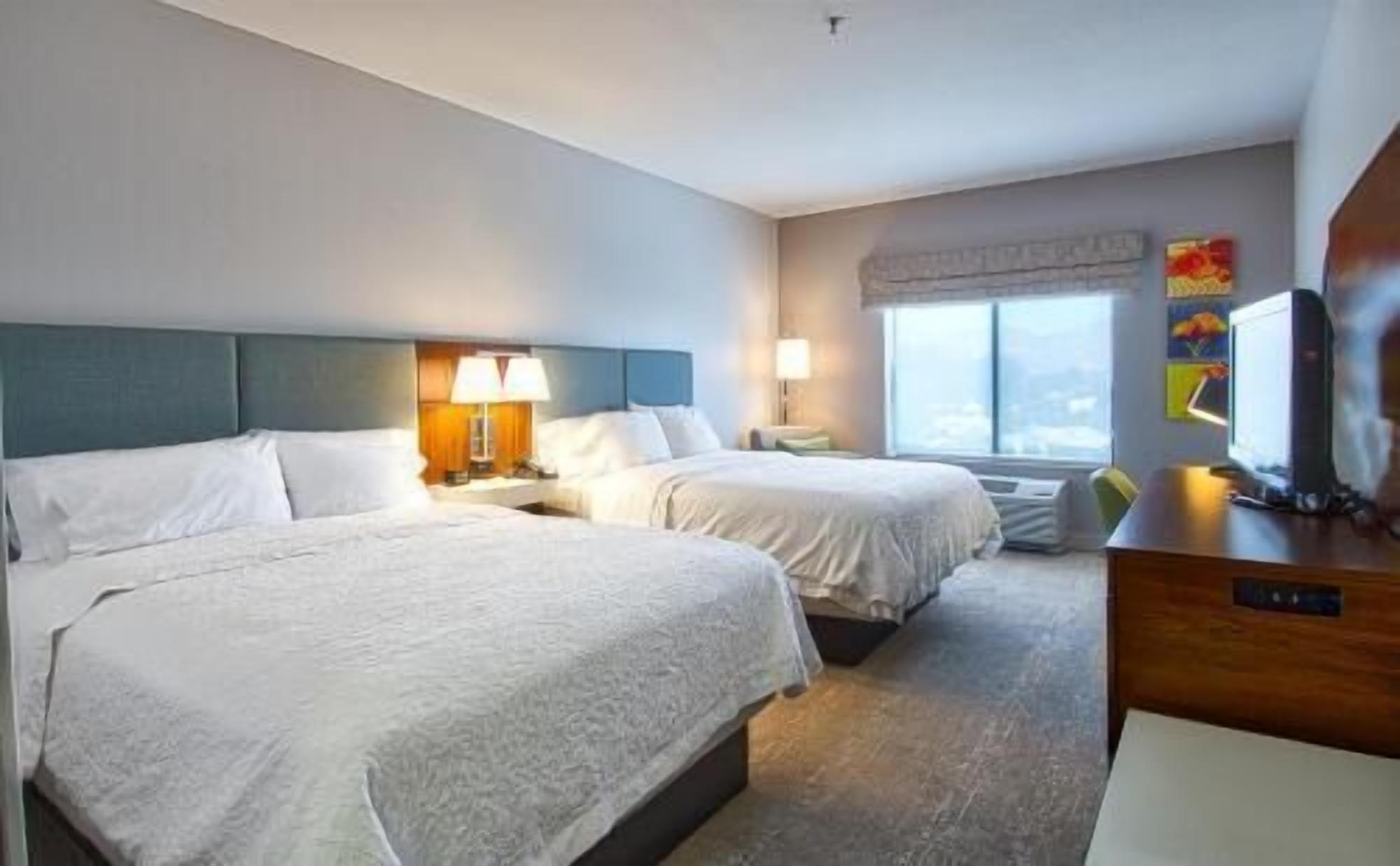 Roupa de alta qualidade, camas de colchão pillowtop, minibar 