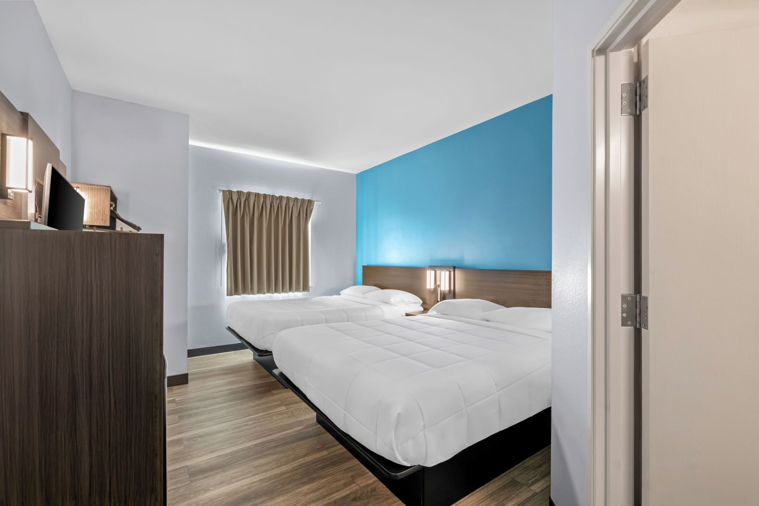 Quarto Standard, 2 camas queen-size, não fumadores | Secretária, Wi-fi grátis, roupa de cama fornecida 